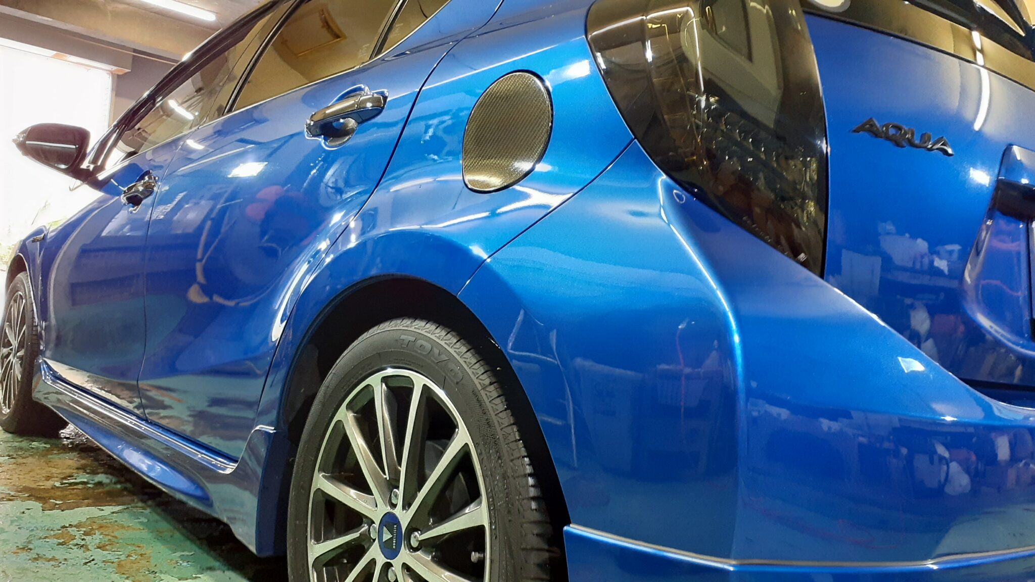 トヨタのアクアブルー - reluster